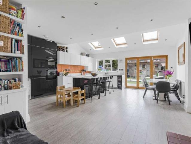 5 Bedroom Terraced House