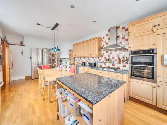 5 Bedroom Terraced House