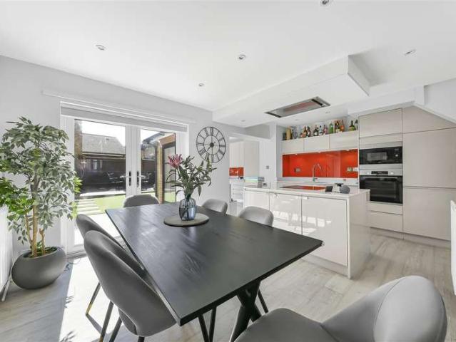 5 Bedroom Terraced House