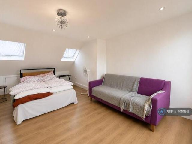 5 bedroom terraced house for rent in Colchester Road, London, E10