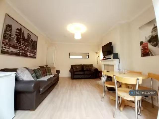 5 bedroom terraced house for rent in College Road, Fishponds.