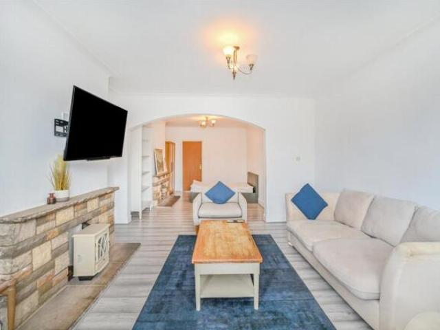 5 bedroom terraced house for rent in Corbett Road, London, E11