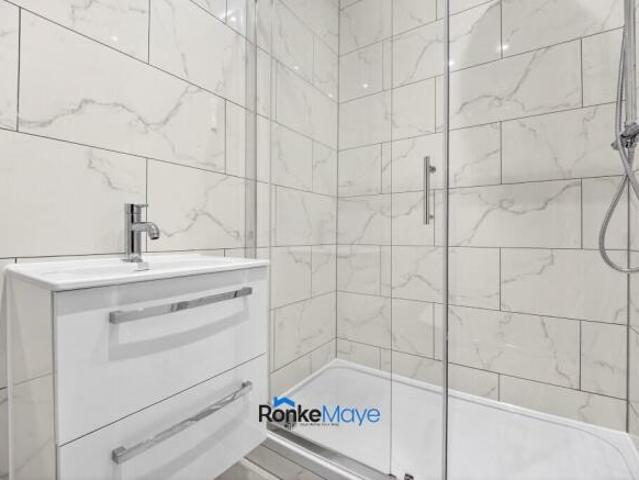 5 bedroom terraced house for rent in Callander Road, London, SE6