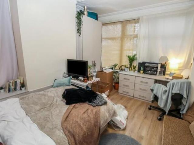 5 bedroom terraced house for rent in Cardigan Lane, Burley, Leeds, West Yorkshire, LS4