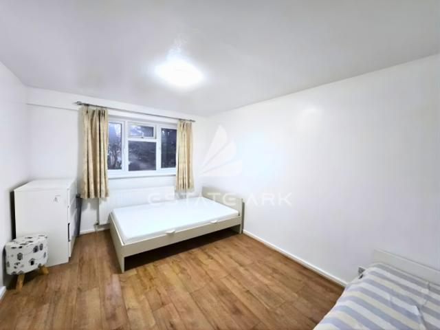 5 bedroom terraced house for rent in Crane Close, Dagenham, RM10