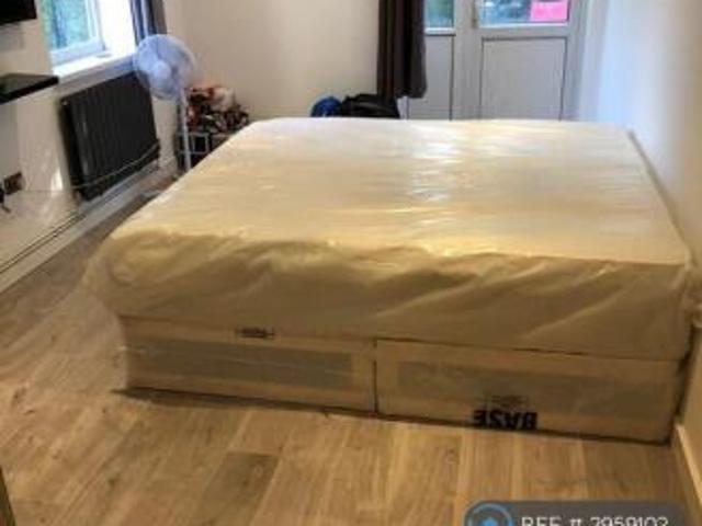5 bedroom terraced house for rent in Abbotsbury Close, London, E15