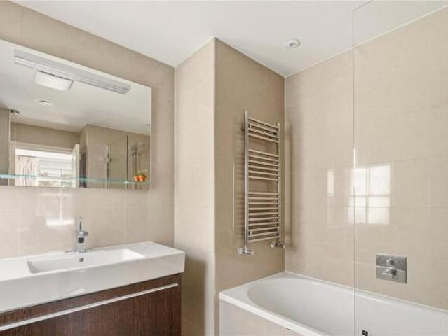 5 bedroom terraced house for rent in Bovingdon Road, London, SW6