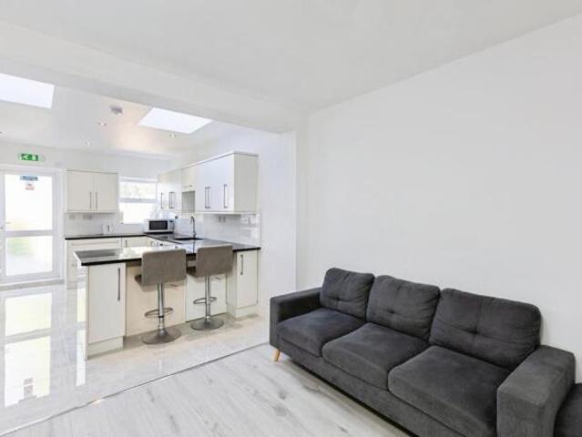 5 bedroom terraced house for rent in Basingstoke Road, Reading, RG2