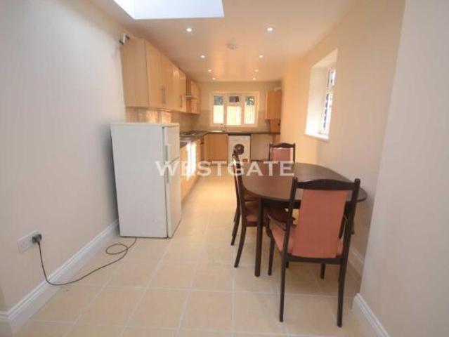 5 bedroom terraced house for rent in Brighton Road, Reading, RG6
