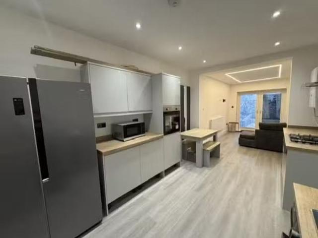 5 bedroom terraced house for rent in Glenroy Street, Cardiff.