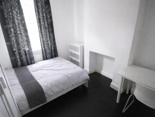 5 bedroom terraced house for rent in Douglas Road, Nottingham, NG7