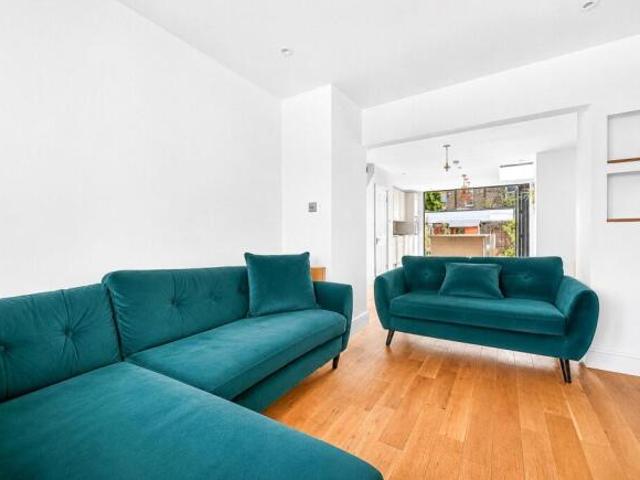 5 bedroom terraced house for rent in Downsfield Road, Walthamstow, London, E17