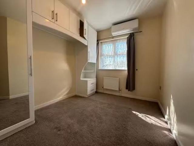5 bedroom terraced house for rent in De Havilland Road, London.