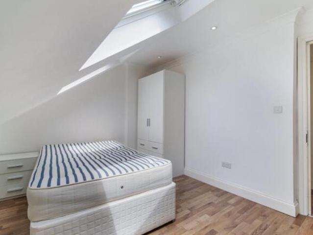 5 bedroom terraced house for rent in Eswyn Road, London, SW17
