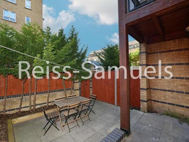 5 bedroom terraced house for rent in Ferry Street, Isle of dogs, London, E14