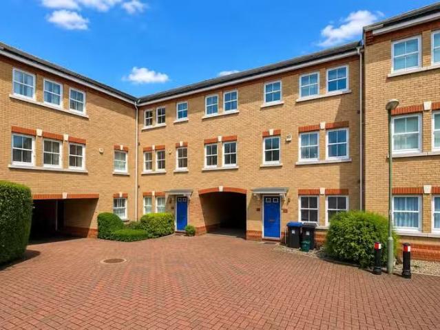 5 bedroom terraced house for rent in Florence Way, Knaphill, W.