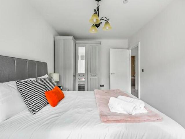 5 bedroom terraced house for rent in Keirin Road, London, E20