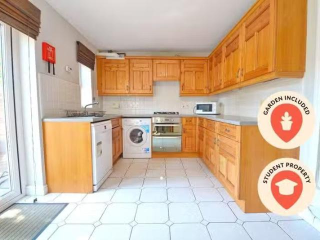 5 bedroom terraced house for rent in Kings Drive, Stoke Giffor.