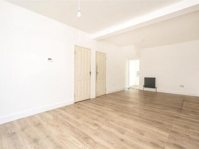 5 bedroom terraced house for rent in Holbrook Road, London, E15