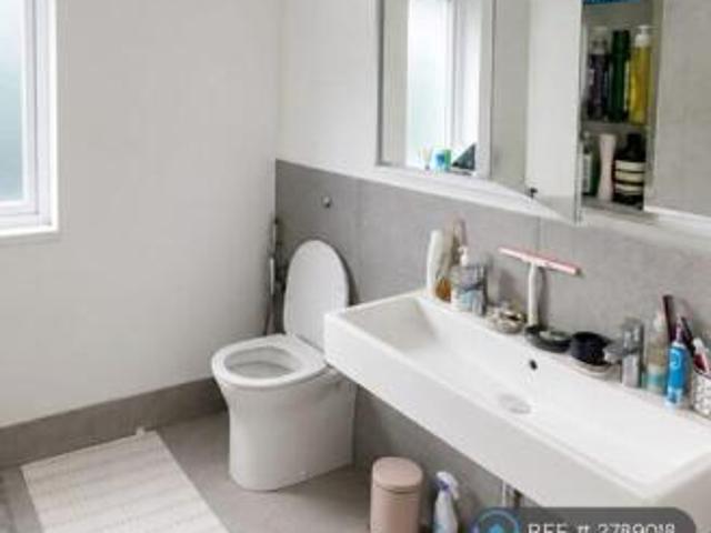 5 bedroom terraced house for rent in Henslowe Road, London, SE22