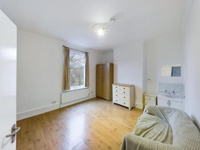 5 bedroom terraced house for rent in Hillreach, London, SE18