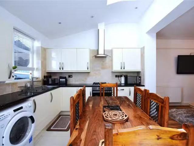 5 bedroom terraced house for rent in Hythe Road, Thornton Heat.
