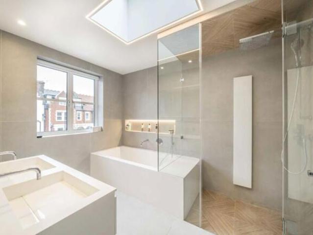 5 bedroom terraced house for rent in Onslow Gardens, London, N10