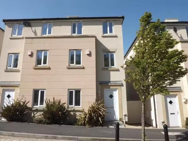 5 bedroom terraced house for rent in Long Down Avenue Cheswi.