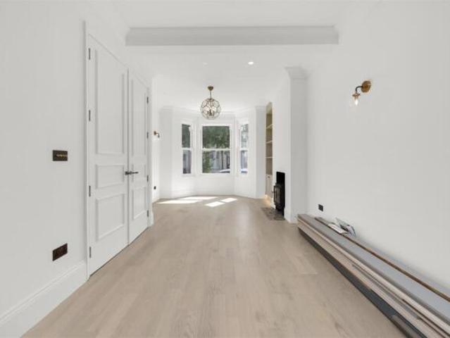 5 bedroom terraced house for rent in Mortimer Road, London, NW10
