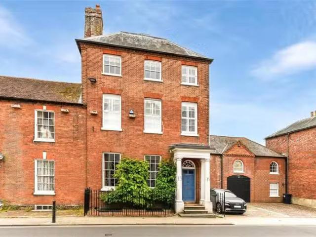 5 bedroom terraced house for rent in Maltravers Street, Arunde.
