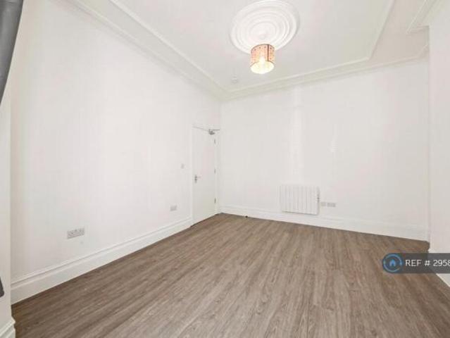 5 bedroom terraced house for rent in Melbourne Avenue, London, N13