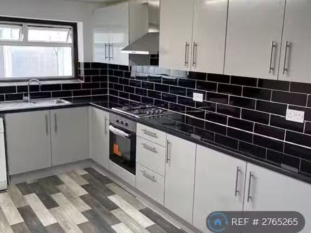 5 bedroom terraced house for rent in Michigan Avenue, London.