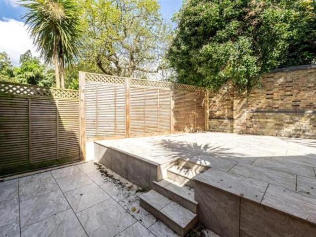 5 bedroom terraced house for rent in Minster Road, London, NW2