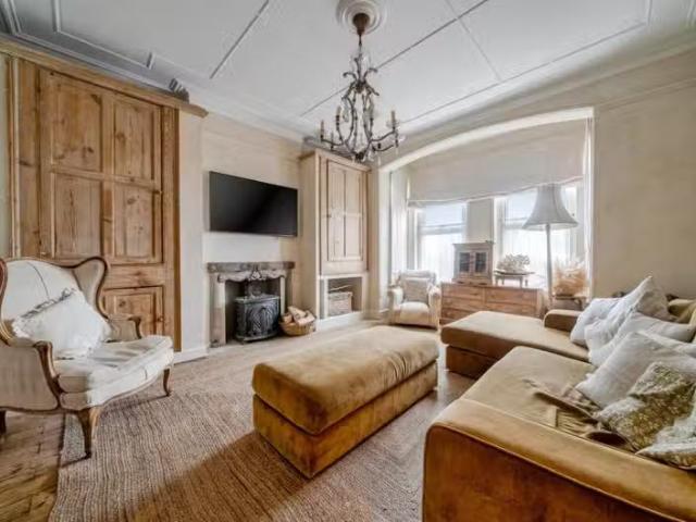 5 bedroom terraced house for rent in New Parade, Worthing, Wes.