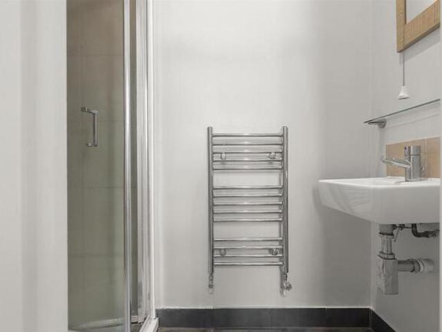 5 bedroom terraced house for rent in Nutcroft Road, Peckham, SE15
