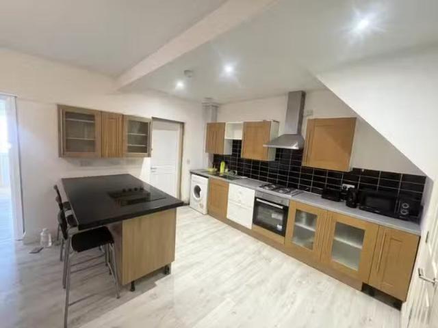 5 bedroom terraced house for rent in Southmead Road, Westbury.