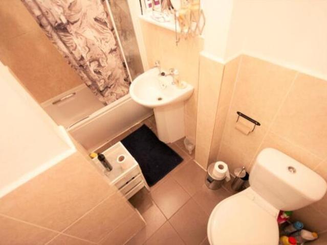5 bedroom terraced house for rent in School View, Hyde Park, Leeds, LS6