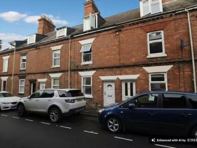 5 bedroom terraced house for rent in St. Catherine Street, Glo.
