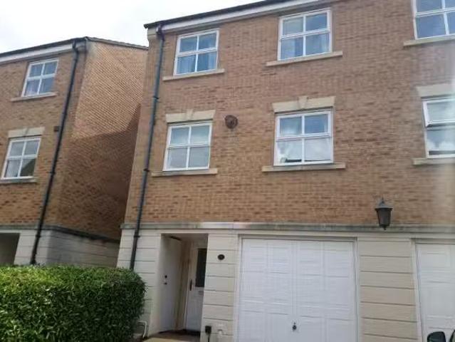 5 bedroom terraced house for rent in Parnell Road, Stoke Park.