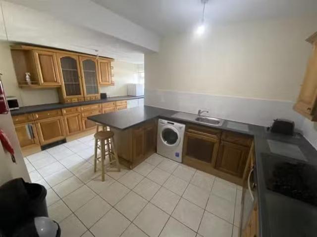 5 bedroom terraced house for rent in Queen Street, Treforest.