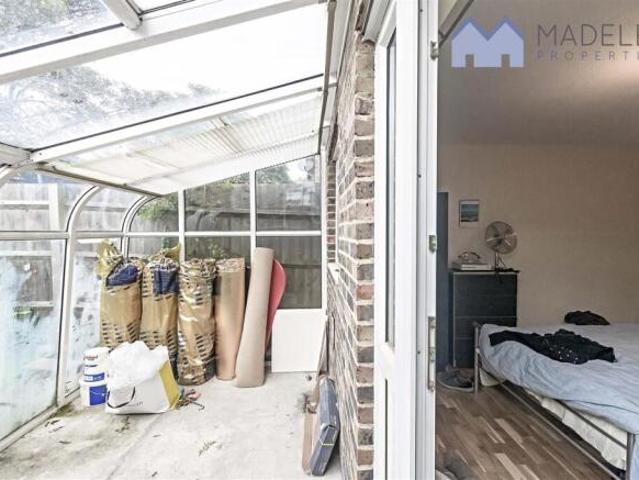 5 bedroom terraced house for rent in Rowan Close, Ealing, W5
