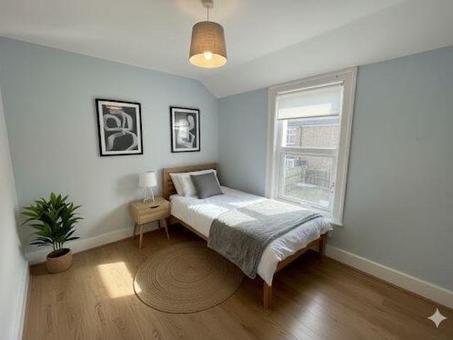 5 bedroom terraced house for rent in Rainham Road, Gillingham, ME7