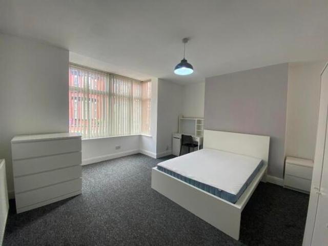 5 bedroom terraced house for rent in Russell Road, Liverpool, Merseyside, L18