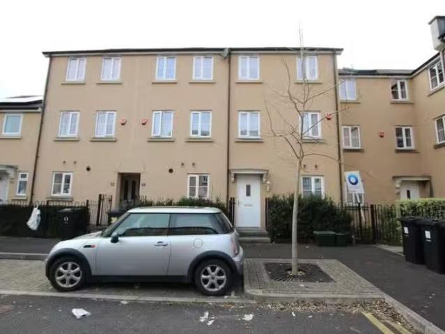 5 bedroom terraced house for rent in Wood Mead Cheswick Vill.