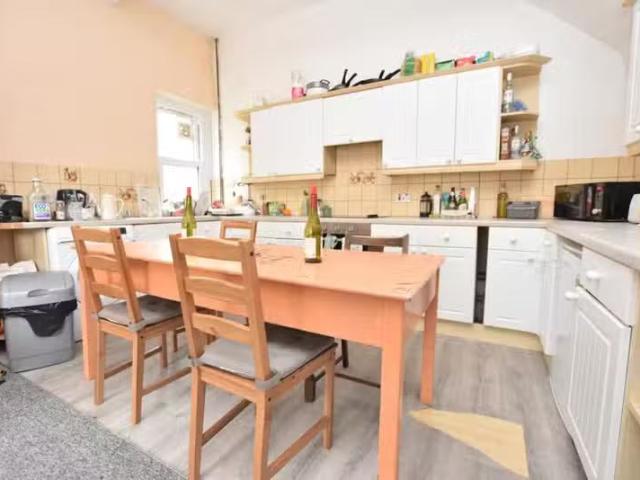 5 bedroom terraced house for rent in Worrall Road, Upper Maiso.