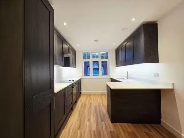 5 bedroom terraced house for rent in Welcomes Road, Kenley, CR8