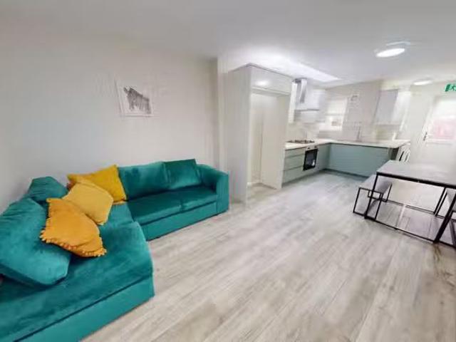 5 bedroom terraced house for rent in Winnie Road, Birmingham.