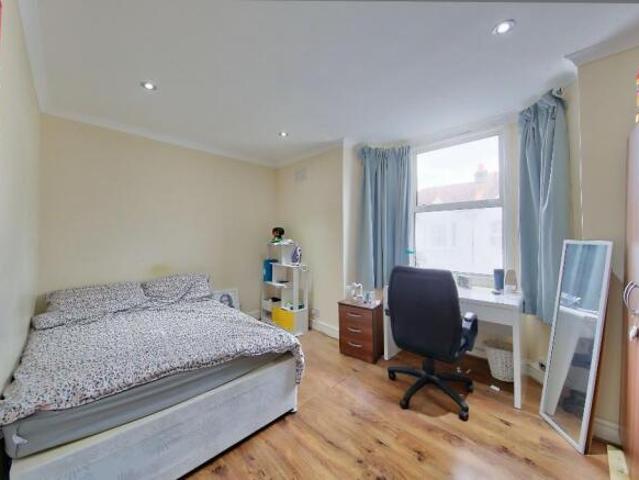 5 bedroom terraced house for rent in Thurso Street, London, SW17