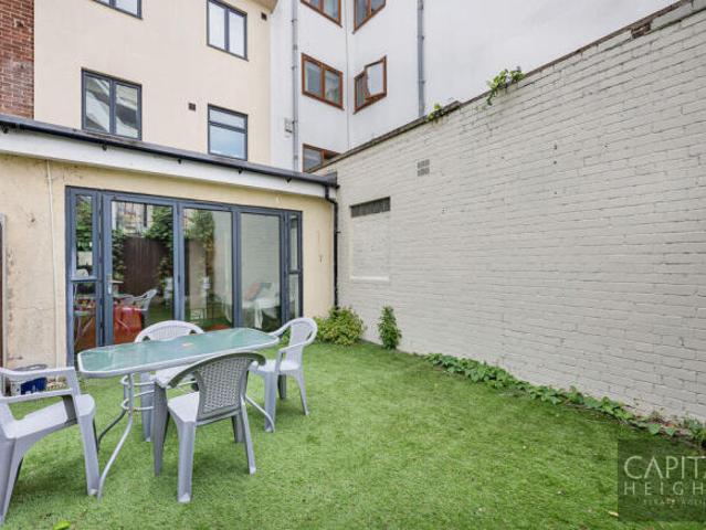 5 bedroom terraced house for rent in Vallance Road, London, E1