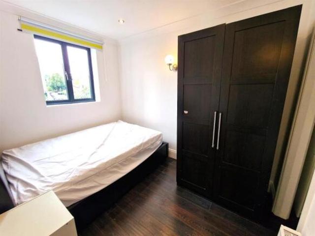 5 bedroom terraced house for rent in Vallance Road, London, E1